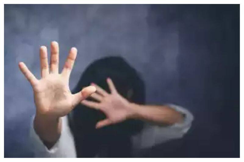 പത്താംക്ലാസ് വിദ്യാർഥിനികൾക്ക് പീഡനം; രണ്ടു യുവാക്കള്‍ക്കെതിരേ പോക്സോ ...